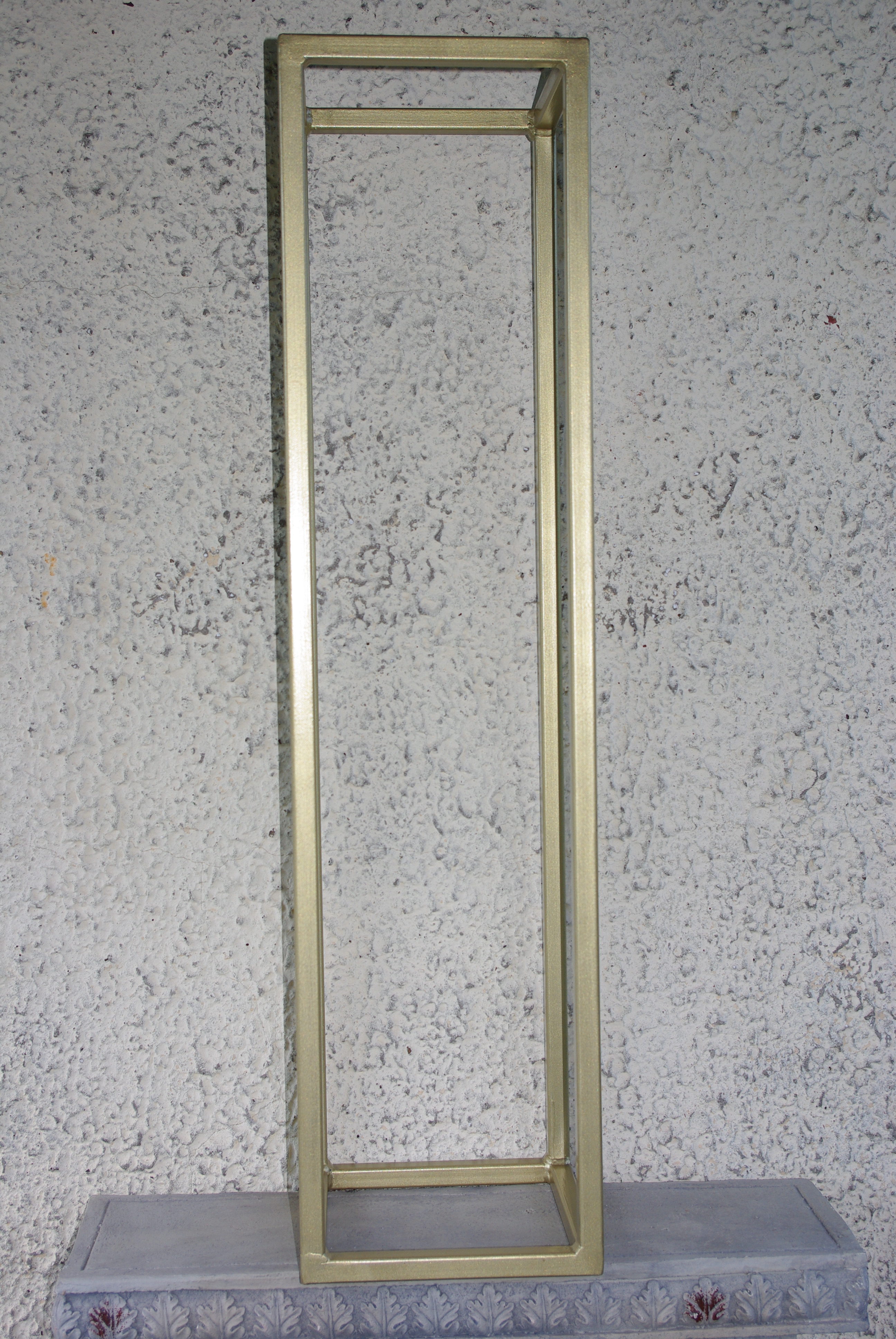 Metallist kuldne postament (100cm) - Stilisma